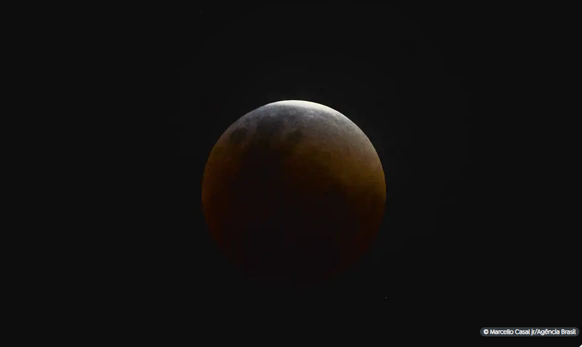 Eclipse parcial da Lua acontece hoje; veja como assistir pela internet ...